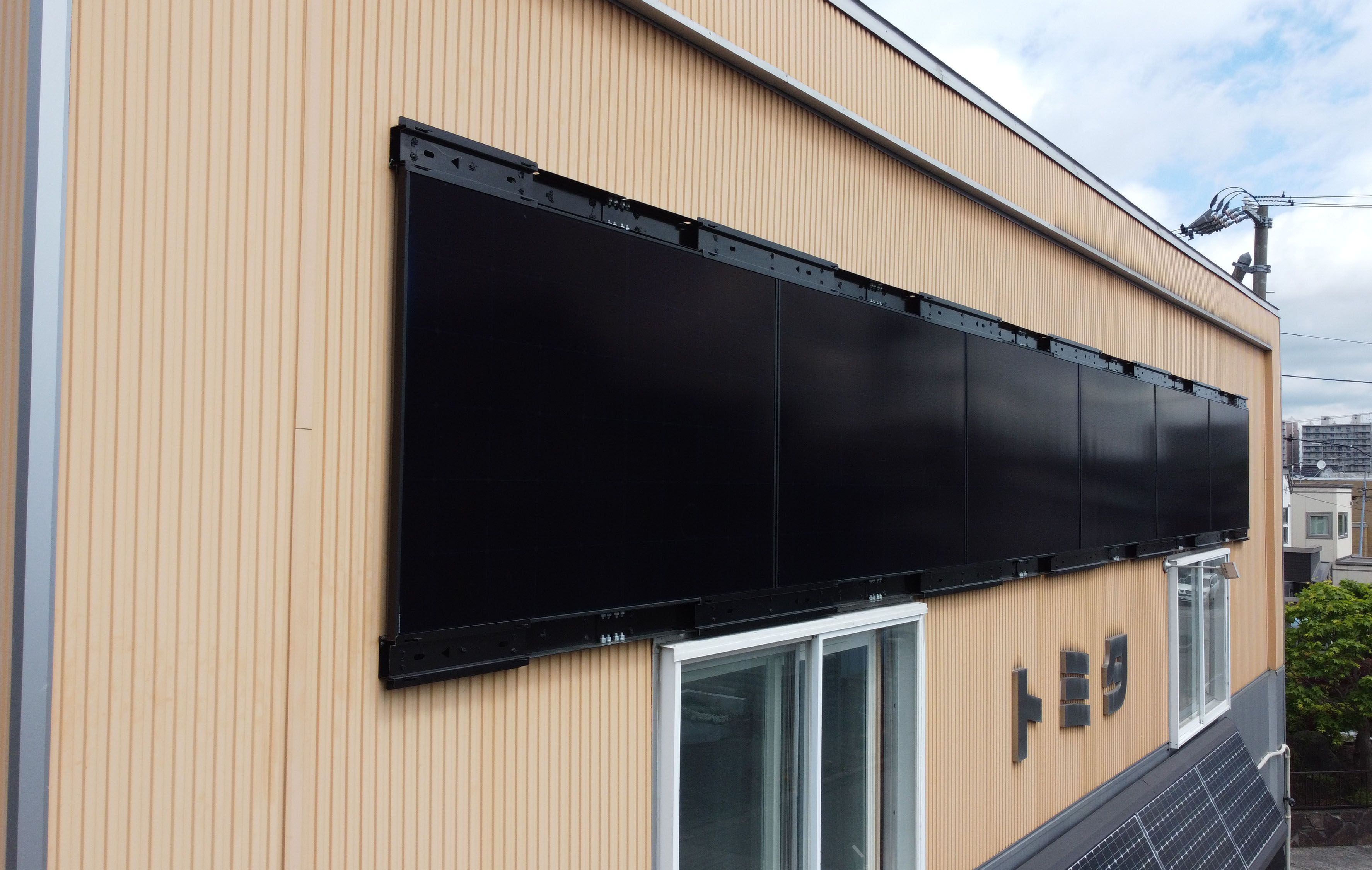 LONGi Completed Its First Vertical Installation of All-Black Solar ...